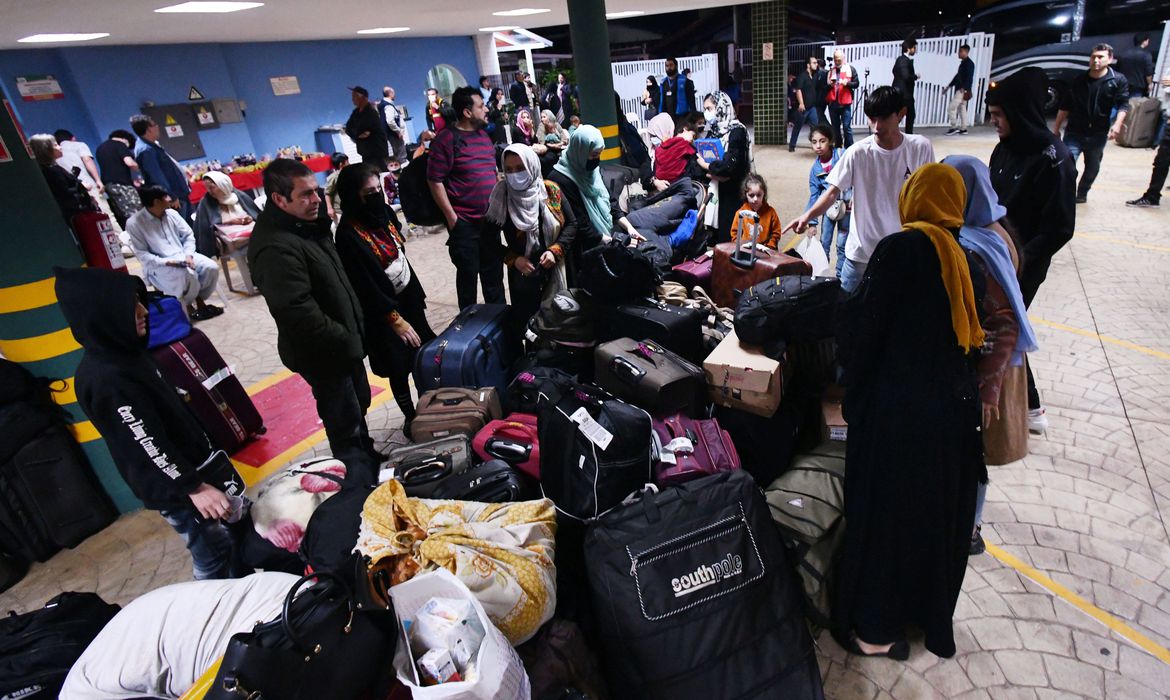 Brasil: refugiados afganos en situación precaria en aeropuerto ...